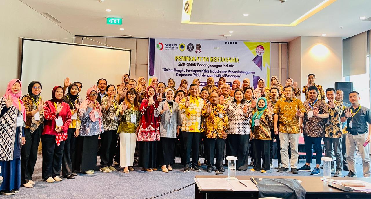 Kepala BPSDMI Kementerian Perindustrian Masrokhan saksikan SMK – SMAKPA MoU Dual System dan ...