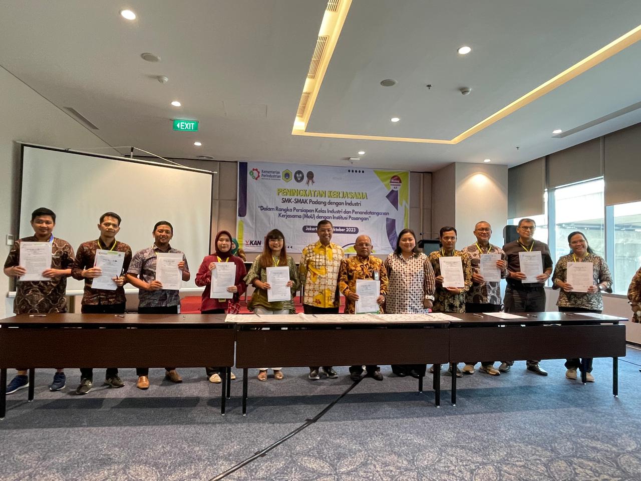 Kepala BPSDMI Kementerian Perindustrian Masrokhan saksikan SMK – SMAKPA MoU Dual System dan ...