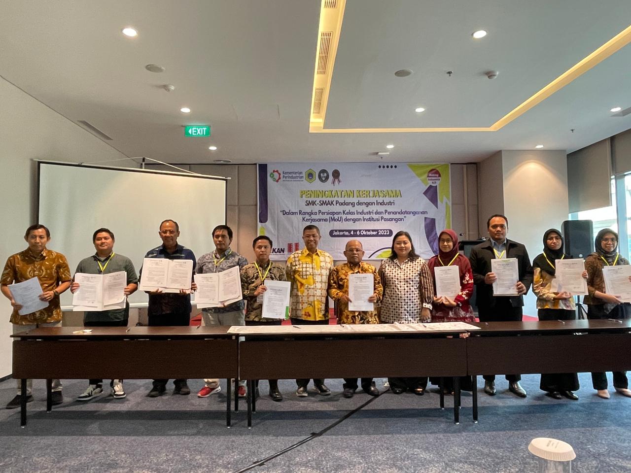 Kepala BPSDMI Kementerian Perindustrian Masrokhan saksikan SMK – SMAKPA MoU Dual System dan ...